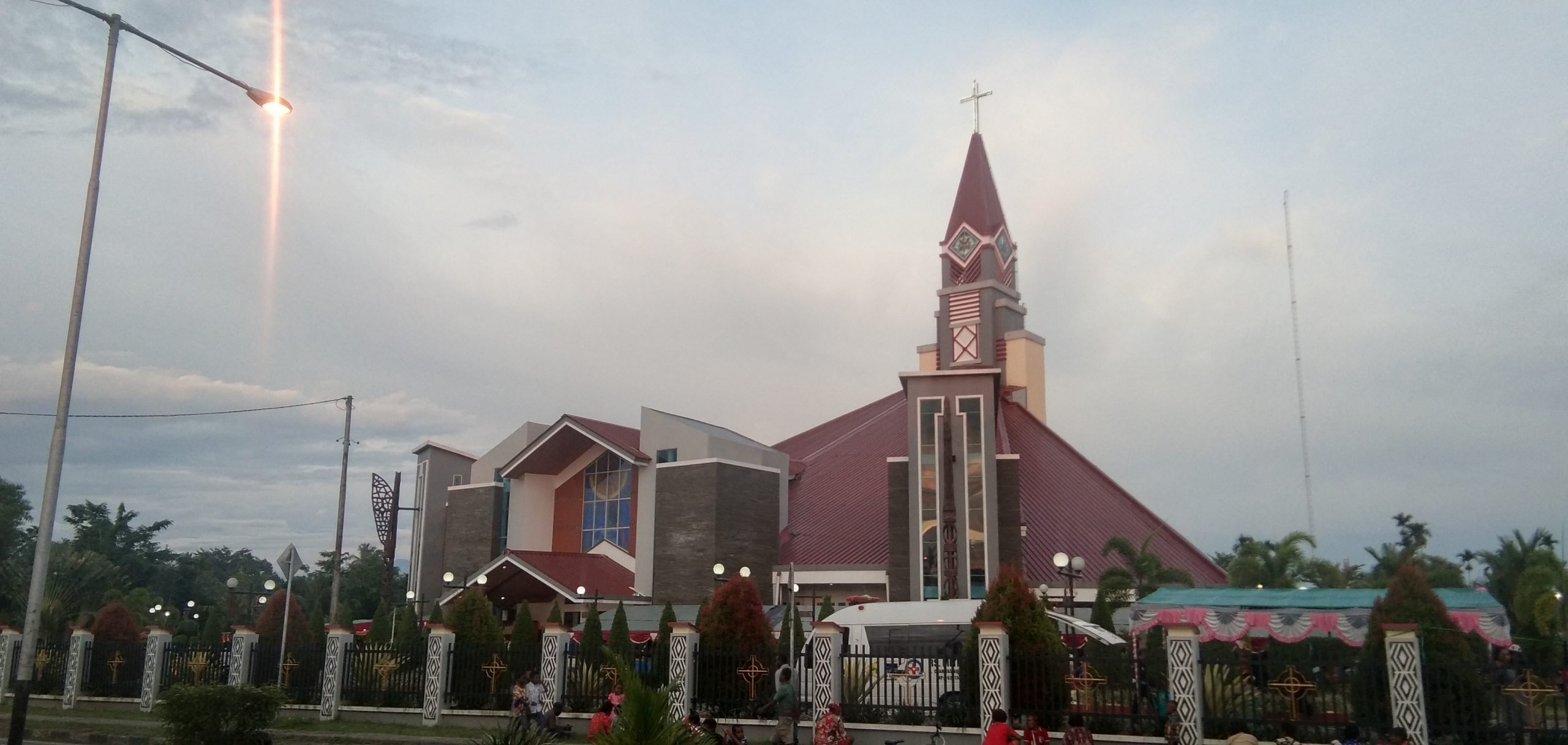 Katedral Tiga Raja Timika Buka Posko Bantuan Bagi Warga Titigi - Kabar ...